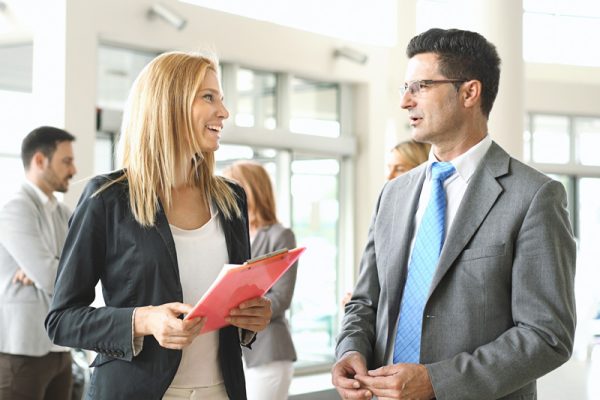 Frases para interrumpir una conversación en inglés de forma educada